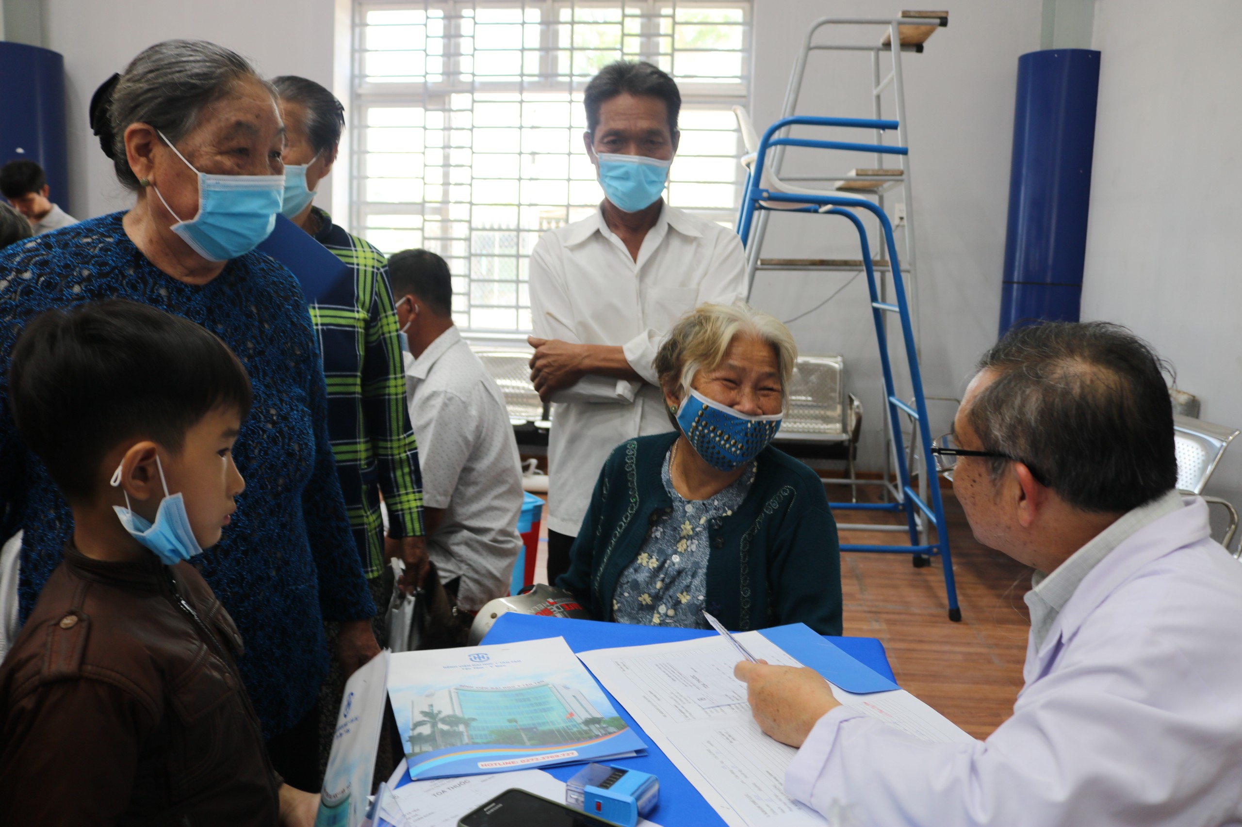 Khám bệnh, cấp phát thuốc miễn phí cho người dân huyện Tân Trụ, tỉnh ...