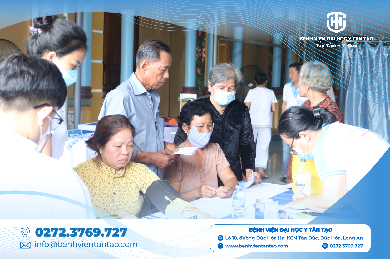 Khám bệnh và cấp phát thuốc miễn phí cho người dân tại Thị trấn Đức Hòa ...